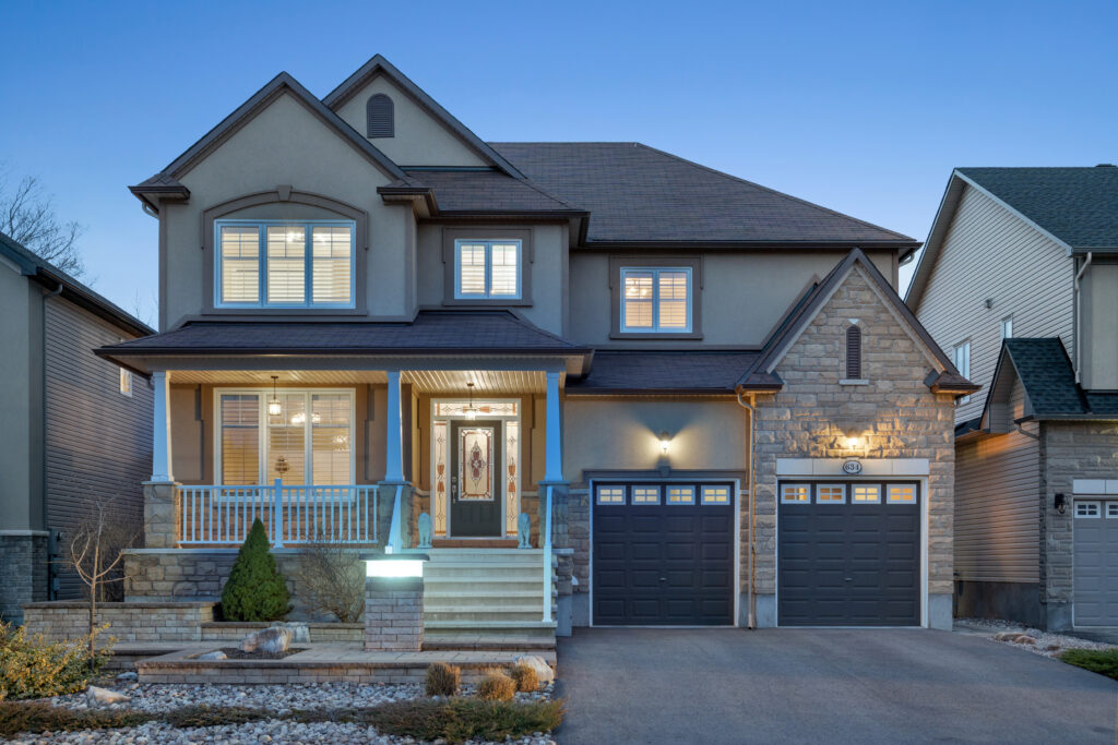 Outstanding 6 Bed / 4 Bath Custom Holitzner Built - The Leading Ottawa ...